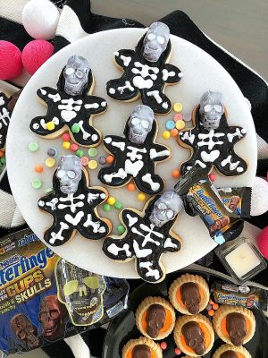 Butterfinger Skeleton Cookie Cups - make the BEST skeleton cookies