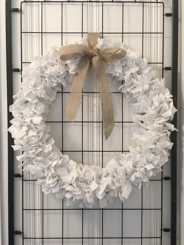 How to Make an Easy Popsicle Stick Snowflake Wreath - kids craft!