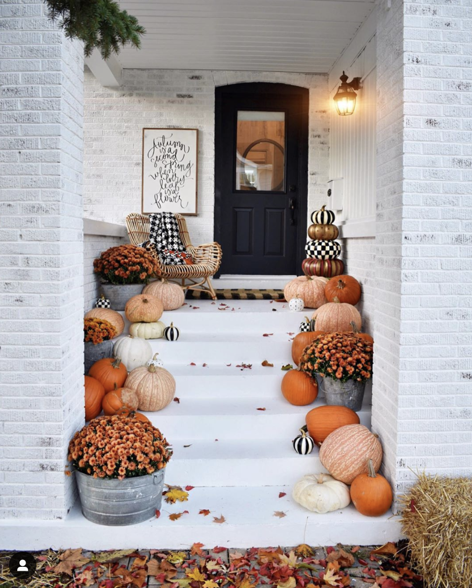 Favorite Early Fall Porches I Love This Week - and DIY ideas!