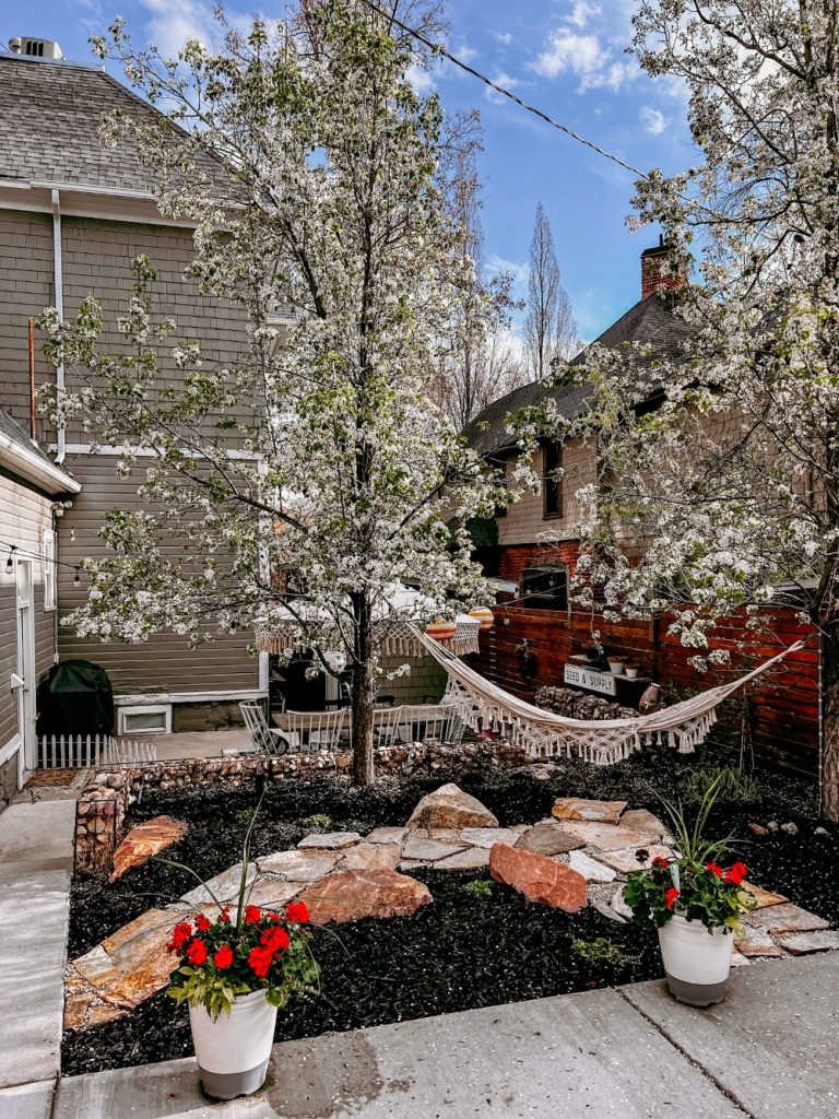 How to Make a Small Yard Seem Large -easy ways to increase usability!