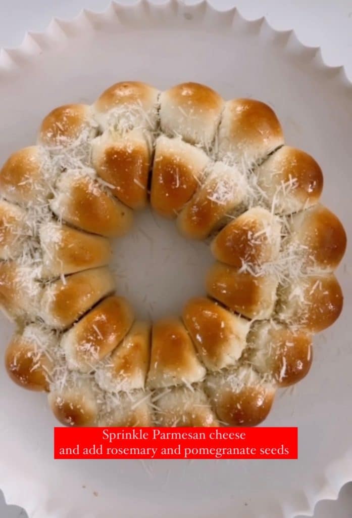 Holiday Cheesy Pull-Apart Bread Wreath - perfect for parties!