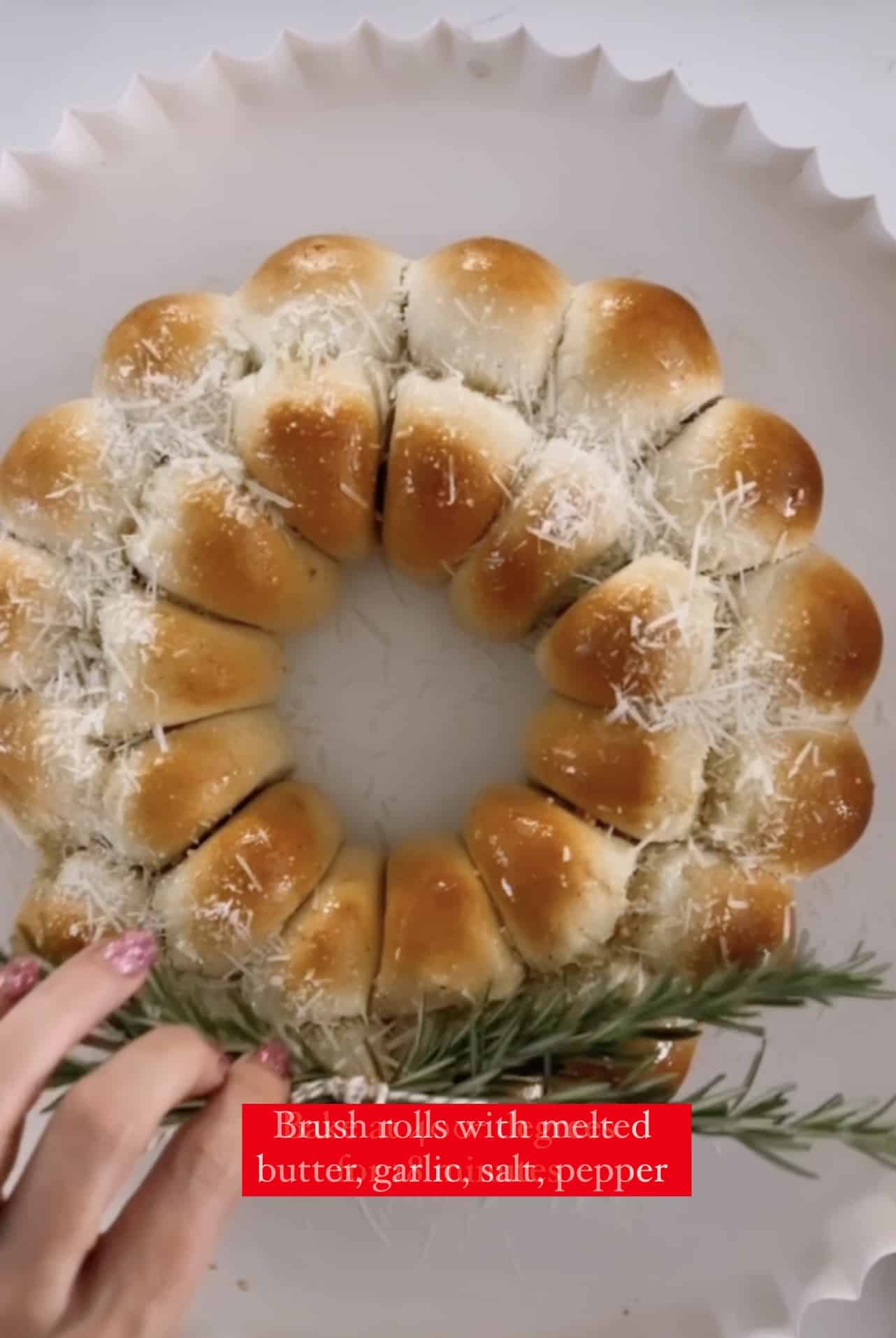 Holiday Cheesy Pull-Apart Bread Wreath - perfect for parties!