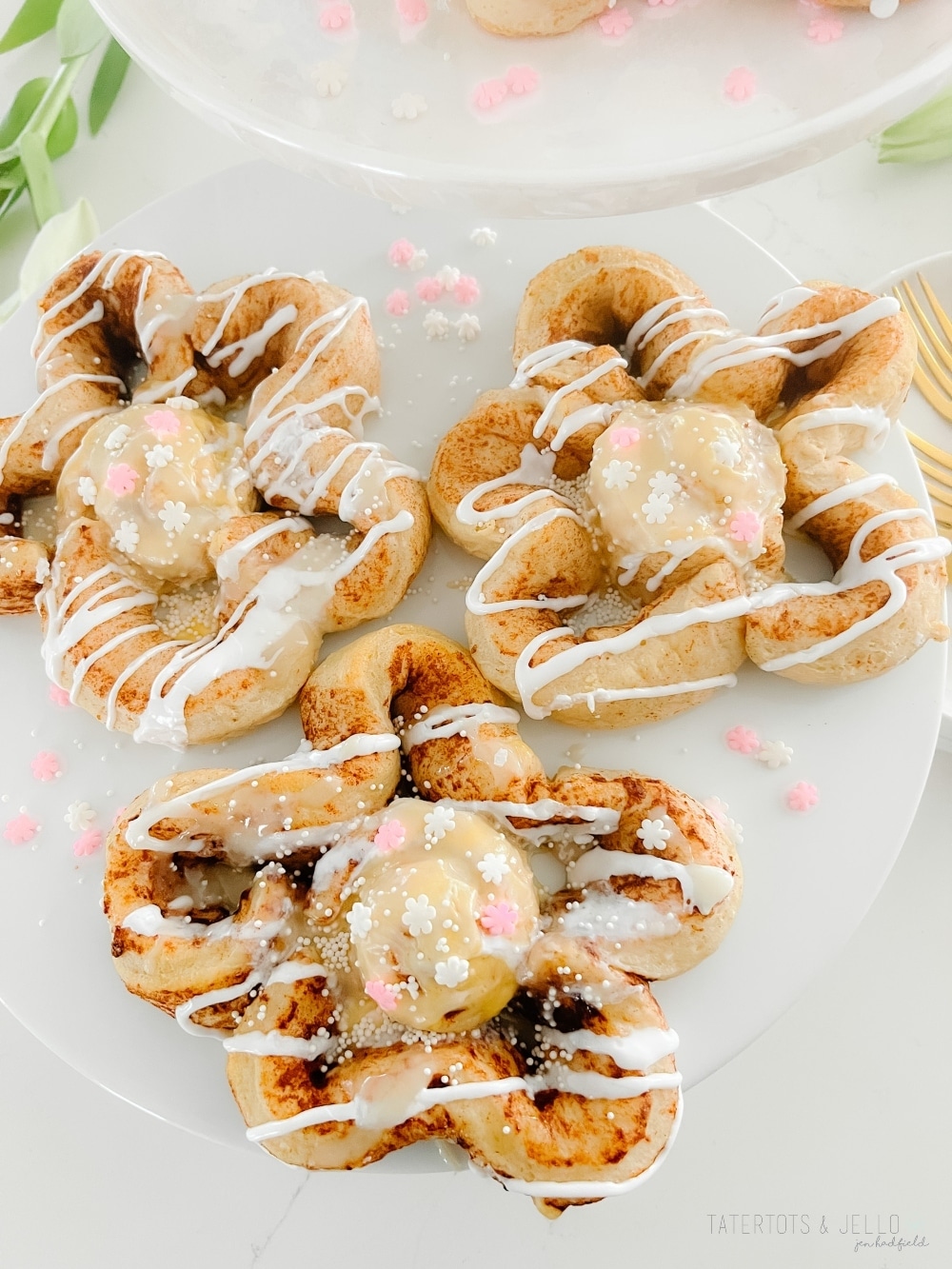 Easy Brunch Flower Cinnamon Rolls - using refrigerated rolls!