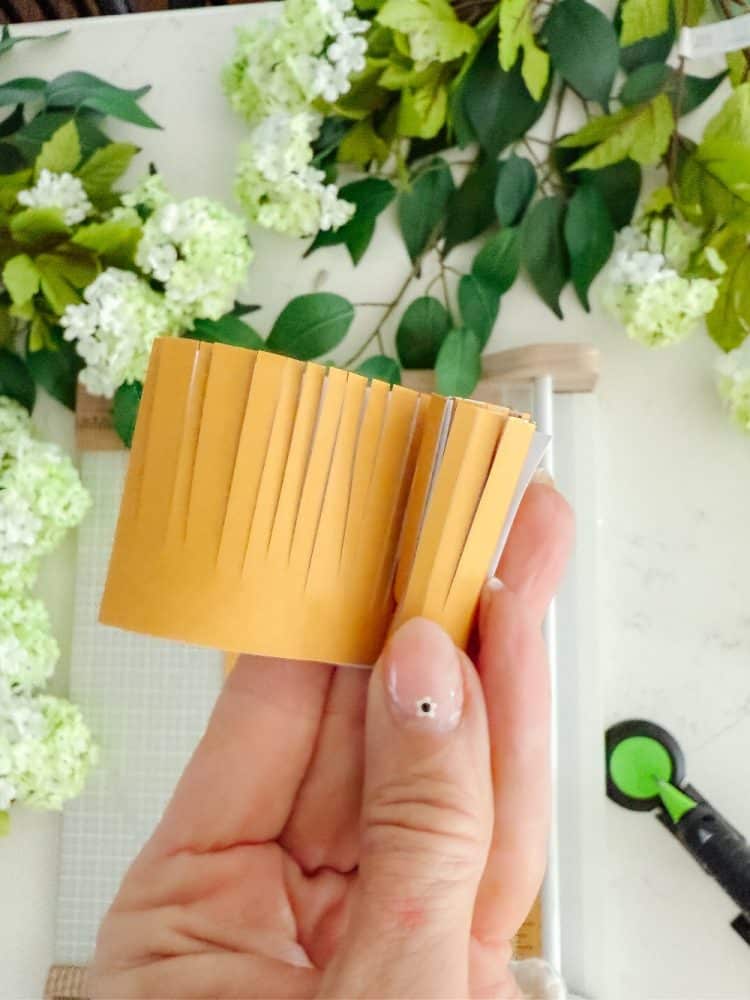 DIY Daisy Paper Chain Banner – Easy Spring Decor Tutorial - Tatertots ...